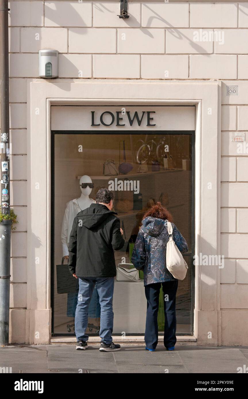 Loewe ladenboutique -Fotos und -Bildmaterial in hoher Auflösung – Alamy