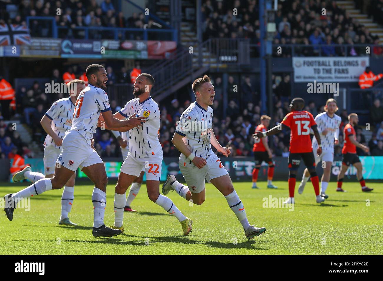Andy Lyons #24 von Blackpool feiert sein Ziel, es beim Sky Bet ...