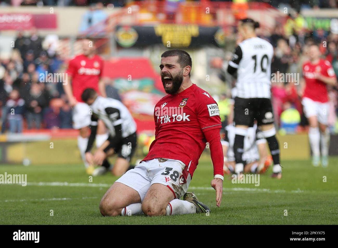 Elliot Lee von Wrexham feiert das dritte Tor seiner Mannschaft während ...