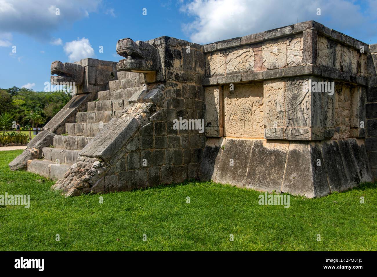 Die Plattform der Adler und Jaguare der Maya-Ruinen und der Pyramide ...