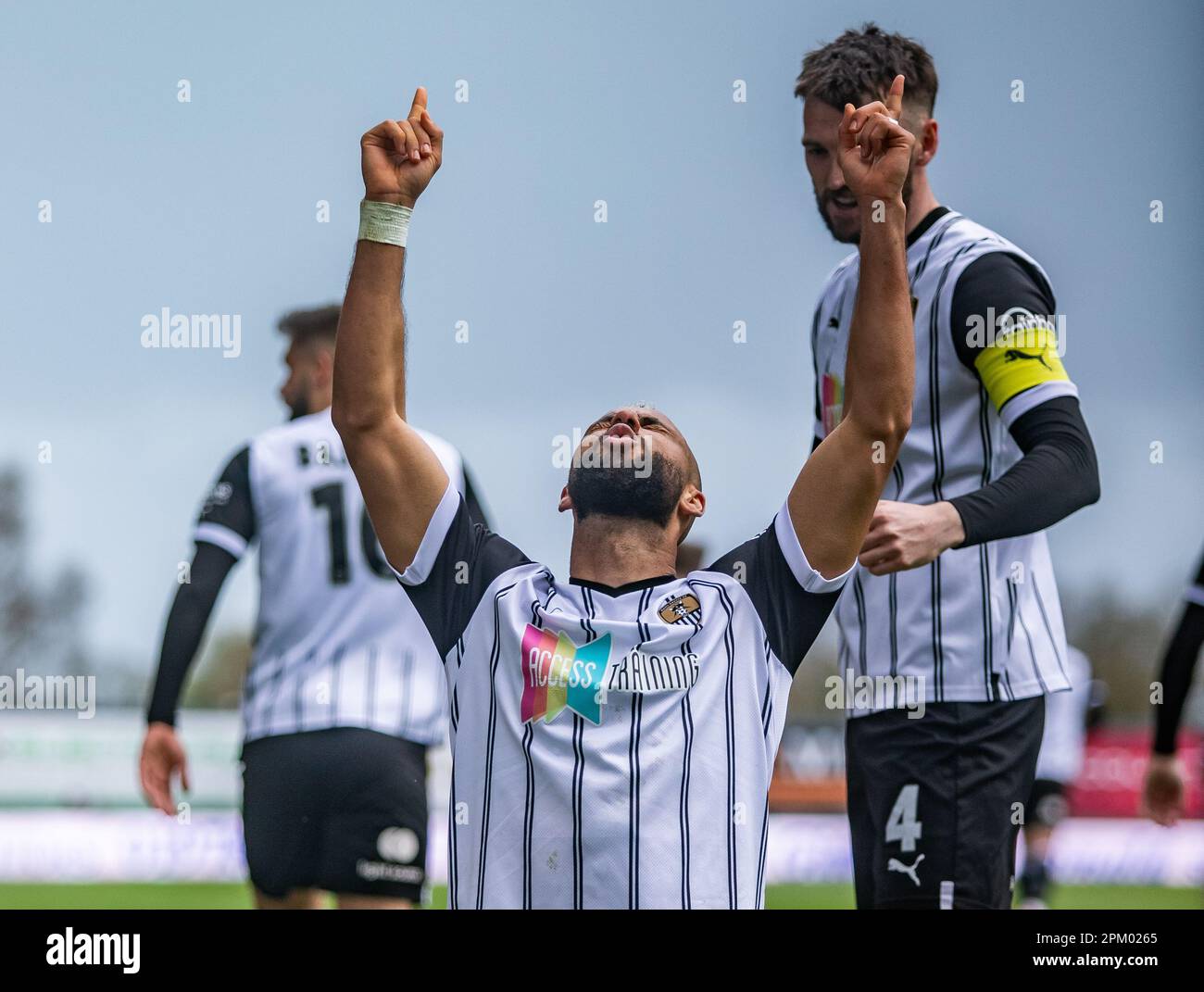 John Bostock #24 von Notts County lobt gott und feiert seinen ...