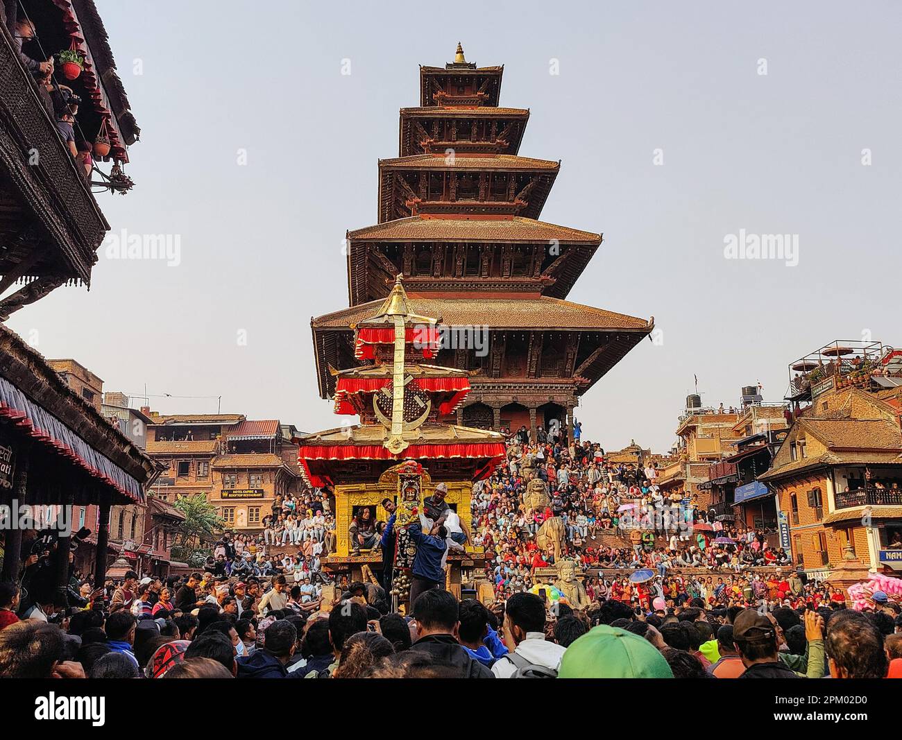 Bhaktapur, Bagmati, Nepal. 10. April 2023. Die Leute bereiten sich ...