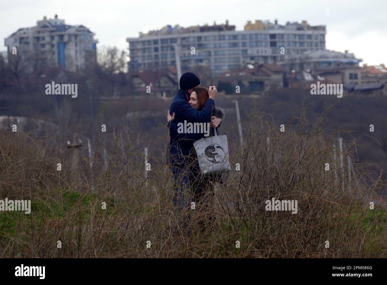 ODESA, UKRAINE - 03. APRIL 2023 - Ein Mann und eine Frau umarmen sich ...