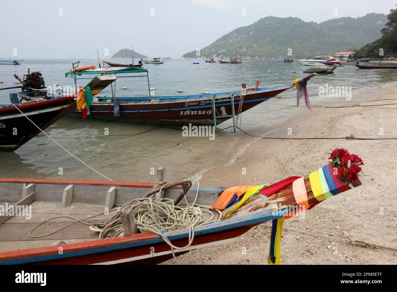 Tourboot am Strand und Landschaft von Sairee Beach in der Stadt Sairee ...