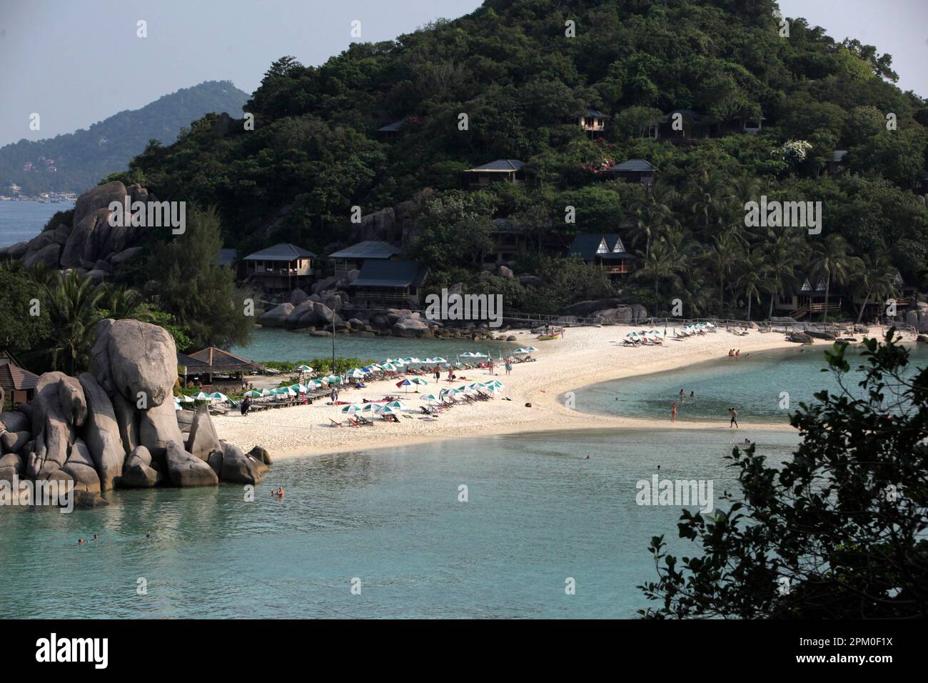 Ein Blick von einem Aussichtspunkt auf eine kleine Bucht, Strand und ...