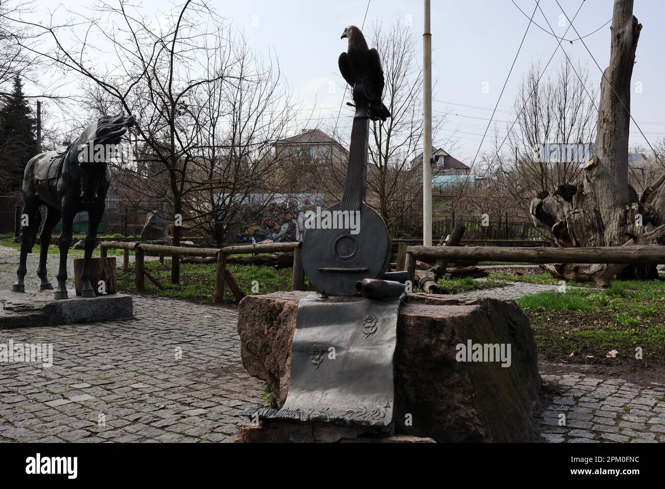 Figuren des Zaporizhzhia Kosakenpferdes und eines Sakerfalken in der ...