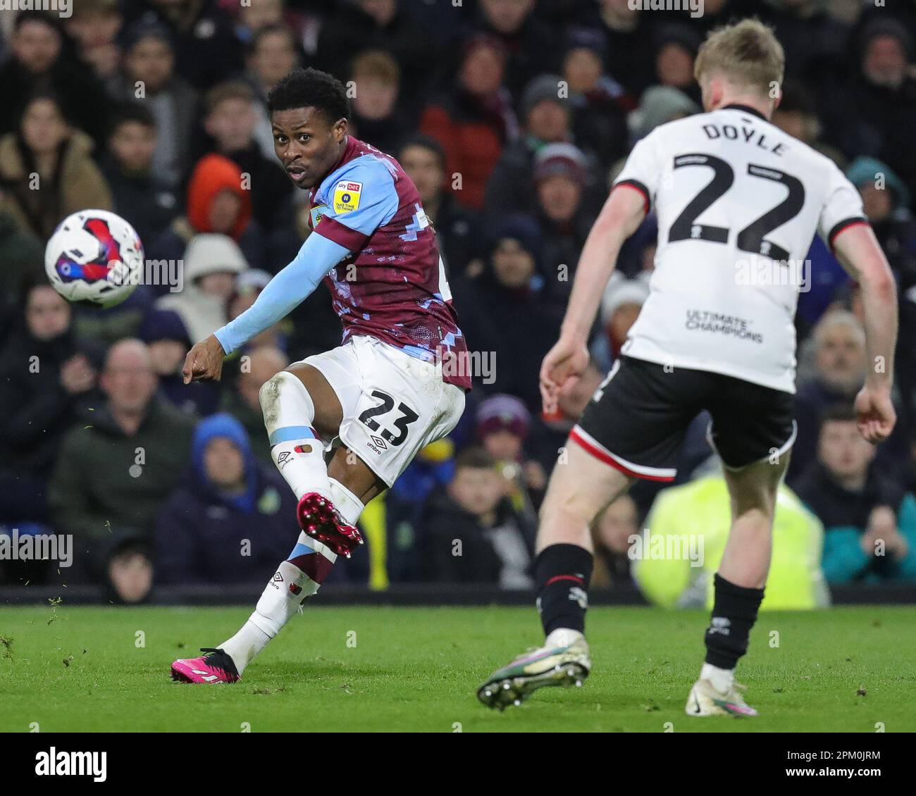 Nathan Tella #23 aus Burnley schießt beim Sky Bet Championship-Spiel ...