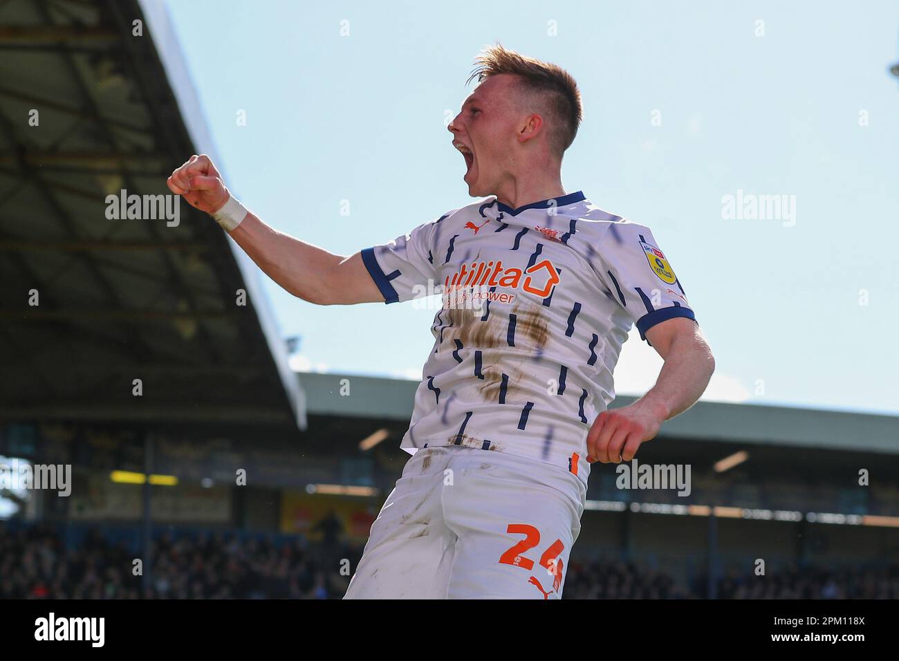 Andy Lyons #24 von Blackpool feiert sein Ziel, es beim Sky Bet ...
