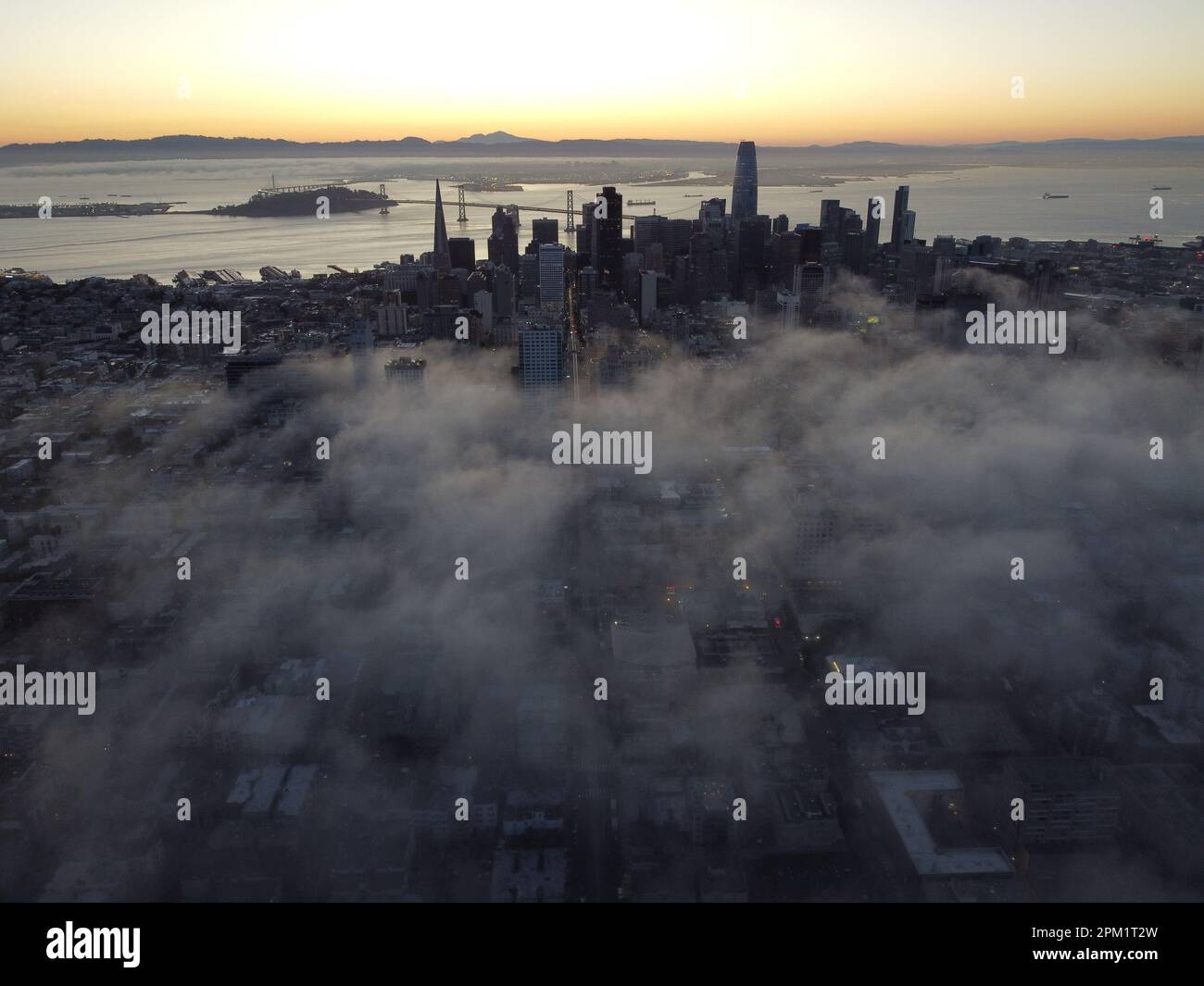 San Francisco, Usa. 10. April 2023. Die Sonne geht in San Francisco auf ...