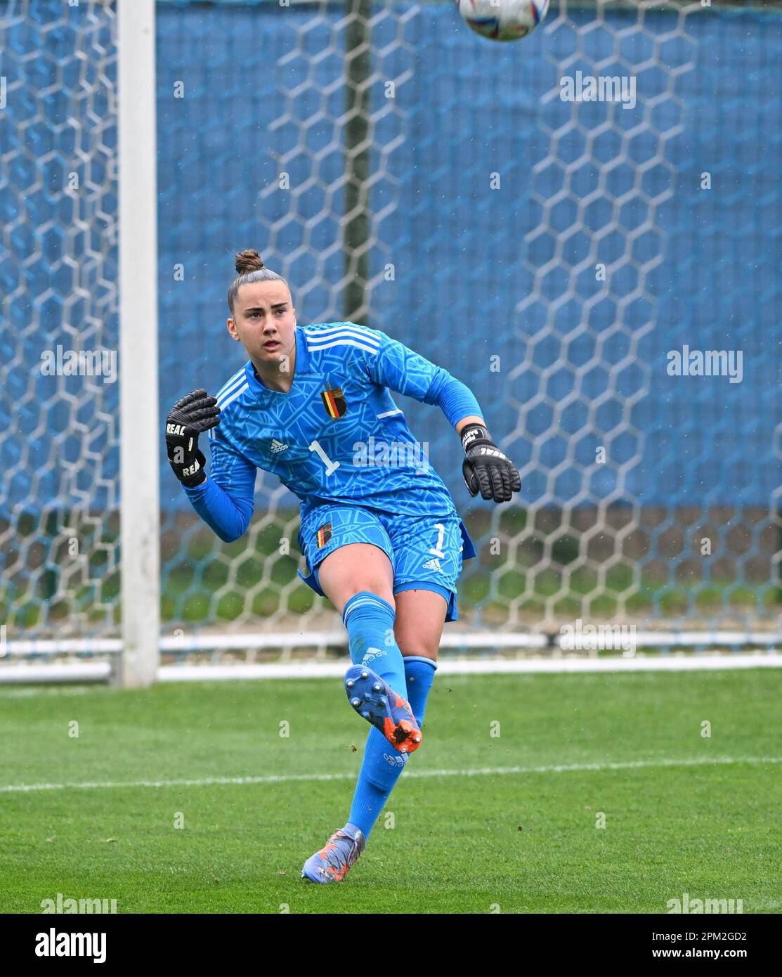 Torhüterin Femke Bastiaen (1) aus Belgien, die am Montag, den 10. April 2023 in Genk , Belgien ...