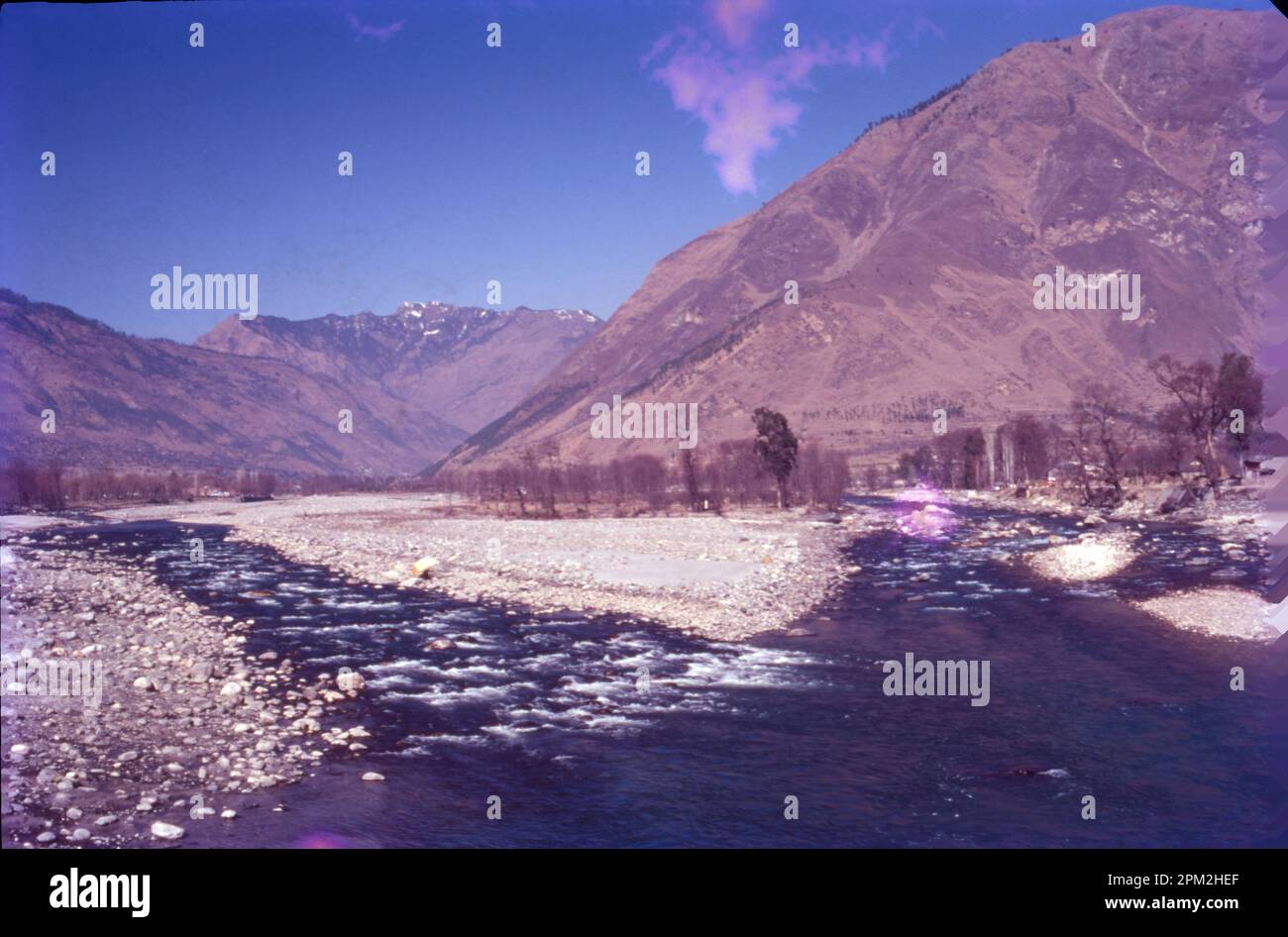 Der Beas River ist ein Fluss im Norden Indiens. Der Fluss entspringt im ...