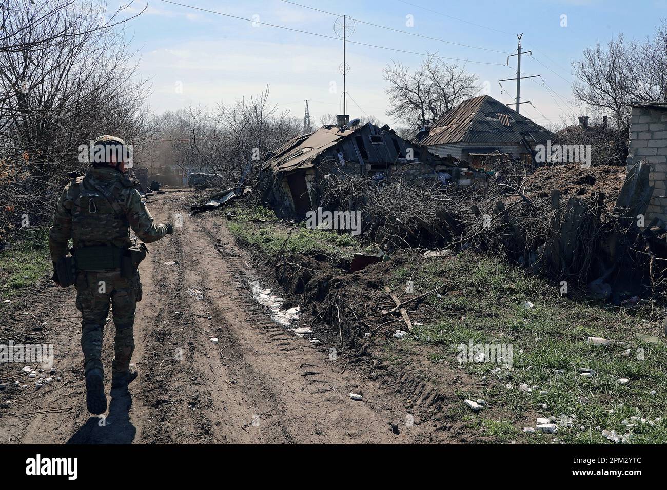 CHASIV YAR, UKRAINE - 10. APRIL 2023 - Ein Soldat geht entlang einer Straße, Chassiv Yar, Donezk ...