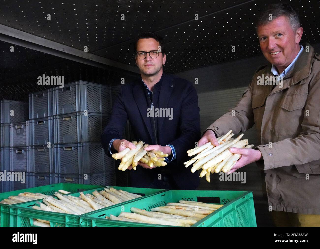 11. April 2023, Brandenburg, Beelitz/OT Zauchwitz: Farmer Thomas Syring ...