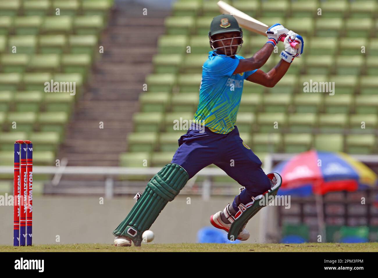 Zakir Ali Anik schlägt während des 2022-23. Runden langen Spiels der ...