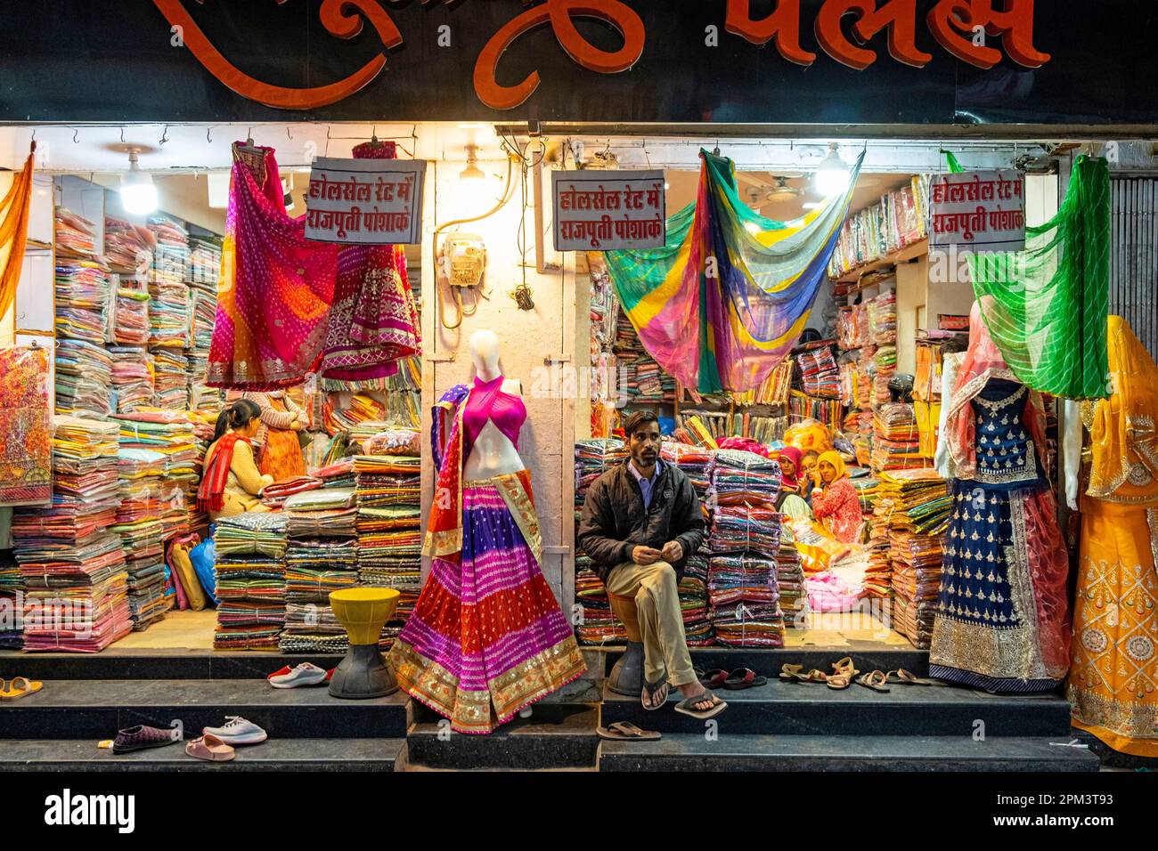 Sari shop -Fotos und -Bildmaterial in hoher Auflösung – Alamy