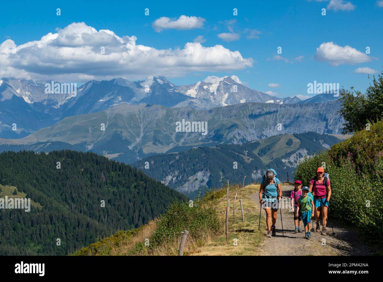 Frankreich, Savoie, Aravis-Massiv, Flumet, Familienwanderung an der ...