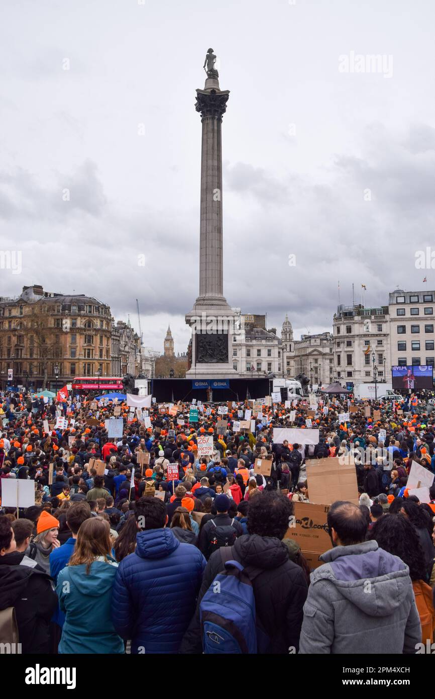 London, England, Großbritannien. 11. April 2023. Tausende von Ärzten in der Ausbildung ...
