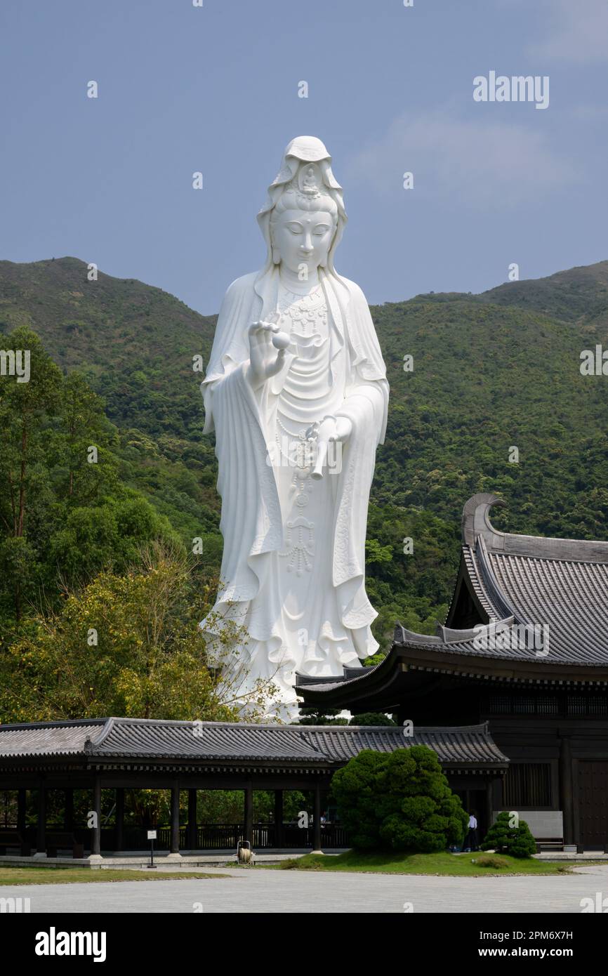 HONGKONG SAR, CHINA. 11. APRIL 2023. Kloster Tsz Shan. Die 76 Meter ...