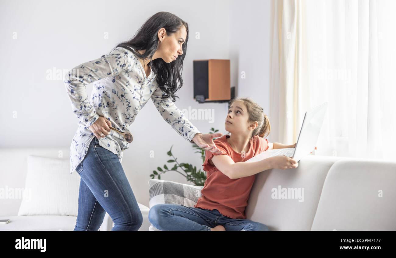 Eine Missbräuchliche Frau Greift Um Einem Jungen Mädchen Das Sie 7266