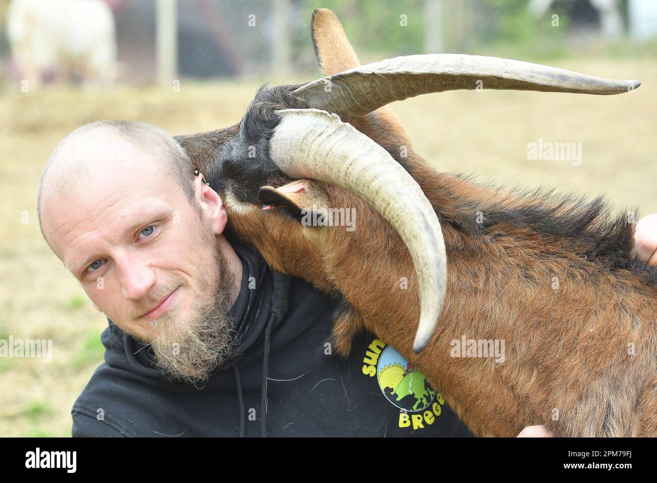 Nikola Bosak mit seinen retteten Tieren im Tierschutzgebiet Suncani ...