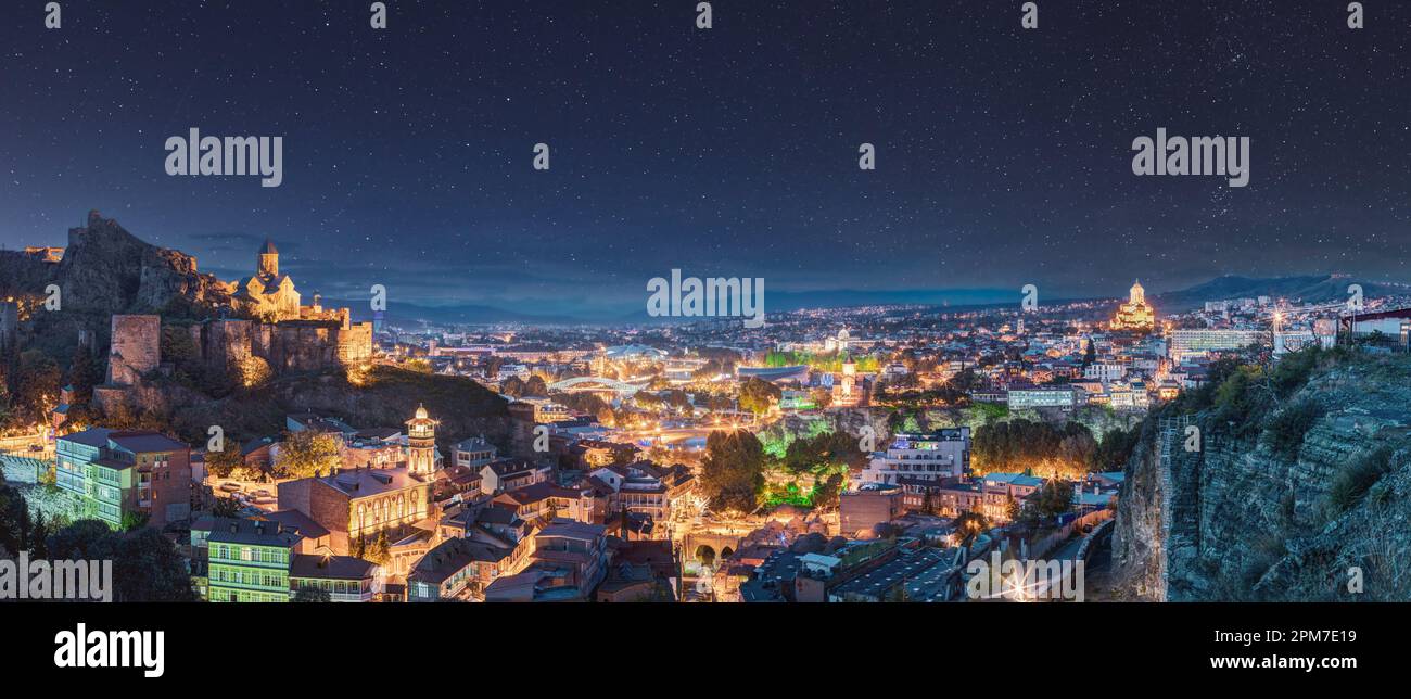 Tiflis, Georgia. Panoramablick Auf Die Festung Narikala, Die Kathedrale ...