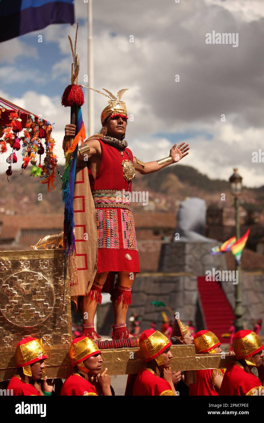 Repräsentant Inca King begrüßt die Menschen beim Inti Raymi Festival ...