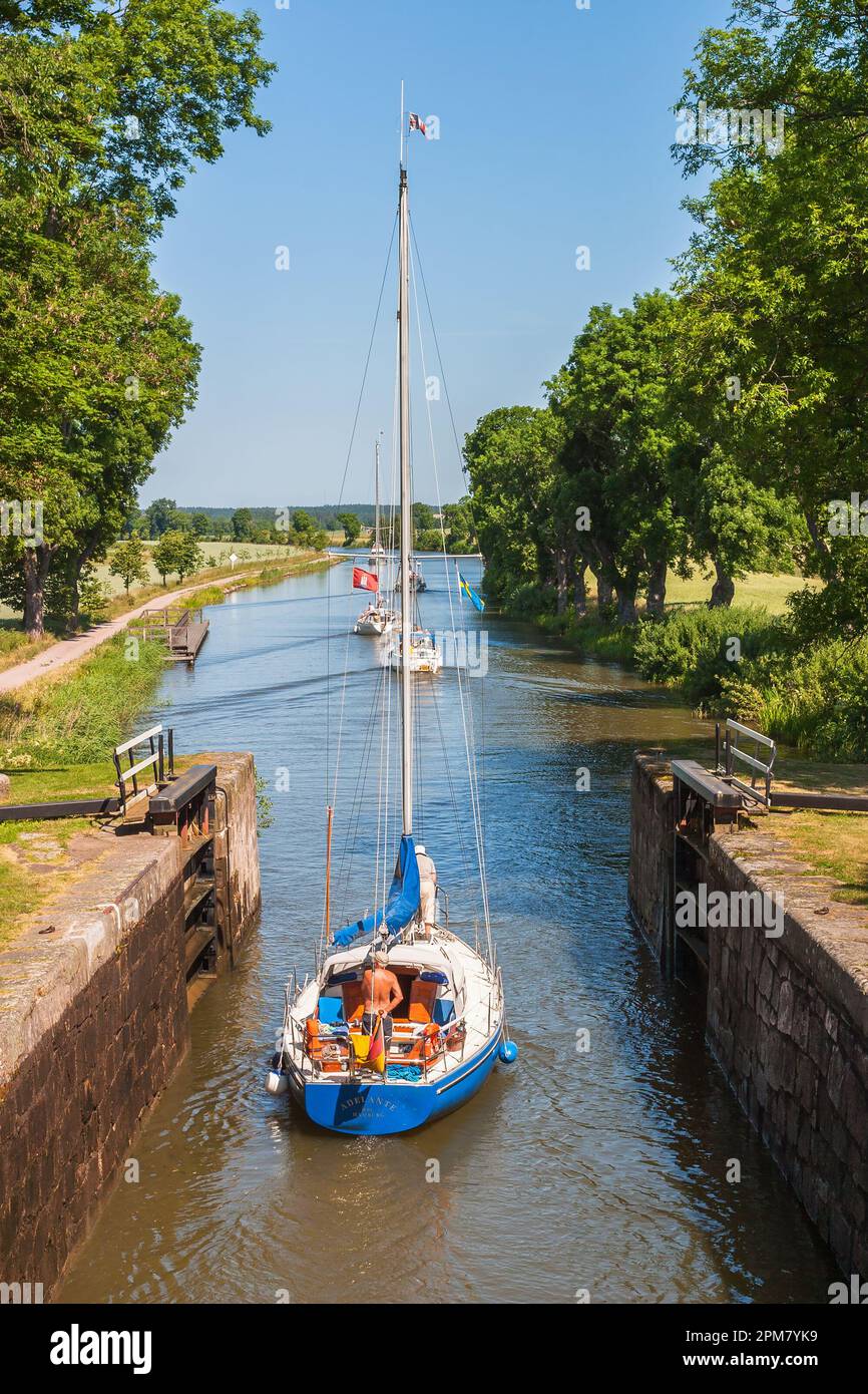 Ein Segelboot, das aus einem Schloss fährt Stockfotografie - Alamy