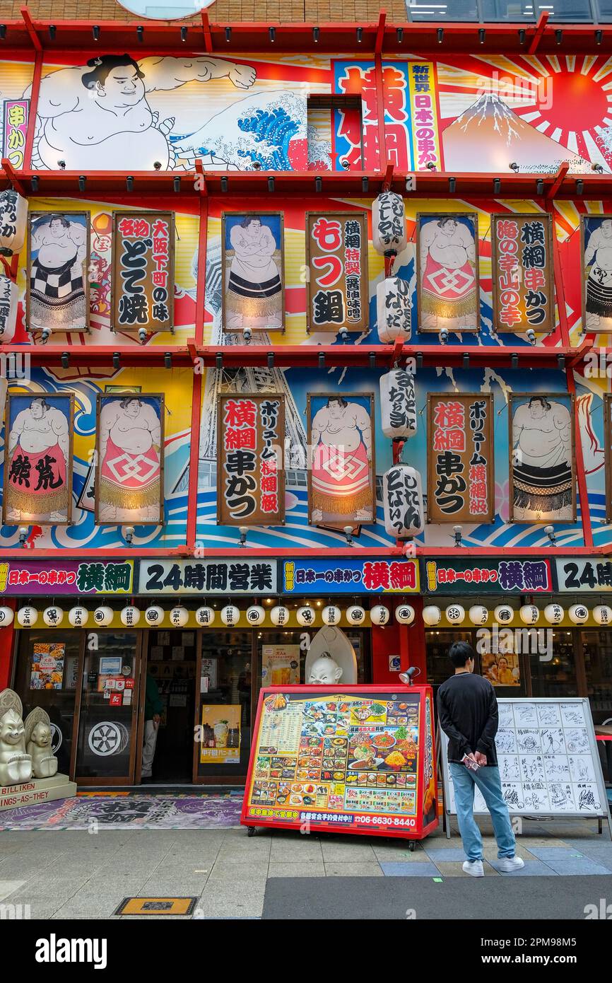 Osaka, Japan - 23. März 2023: Sumo-Ringer an der Fassade eines ...