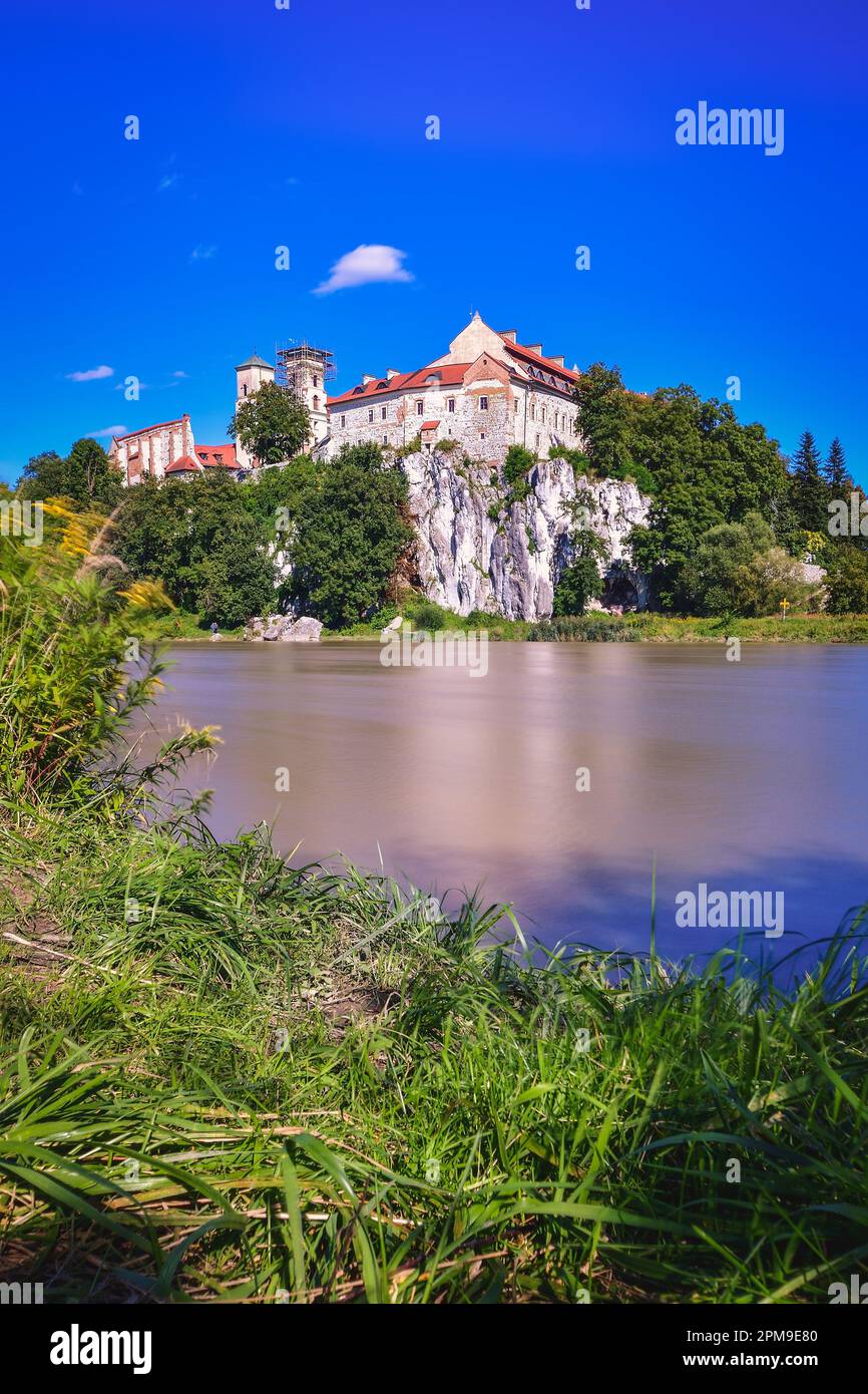 Wunderschönes historisches Kloster an der Weichsel in Polen ...