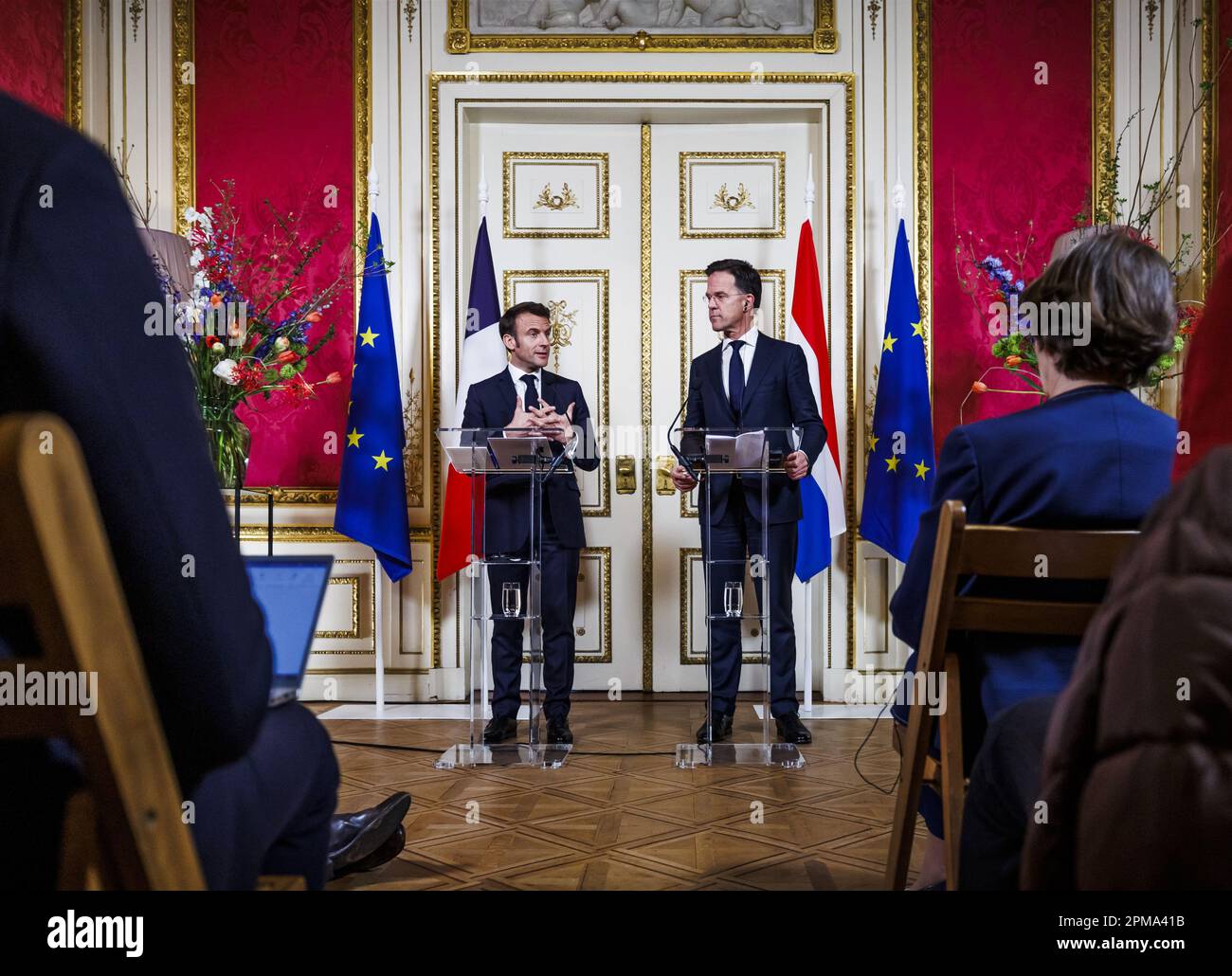 AMSTERDAM - 12. 04. 2023 halten der französische Präsident Emmanuel ...