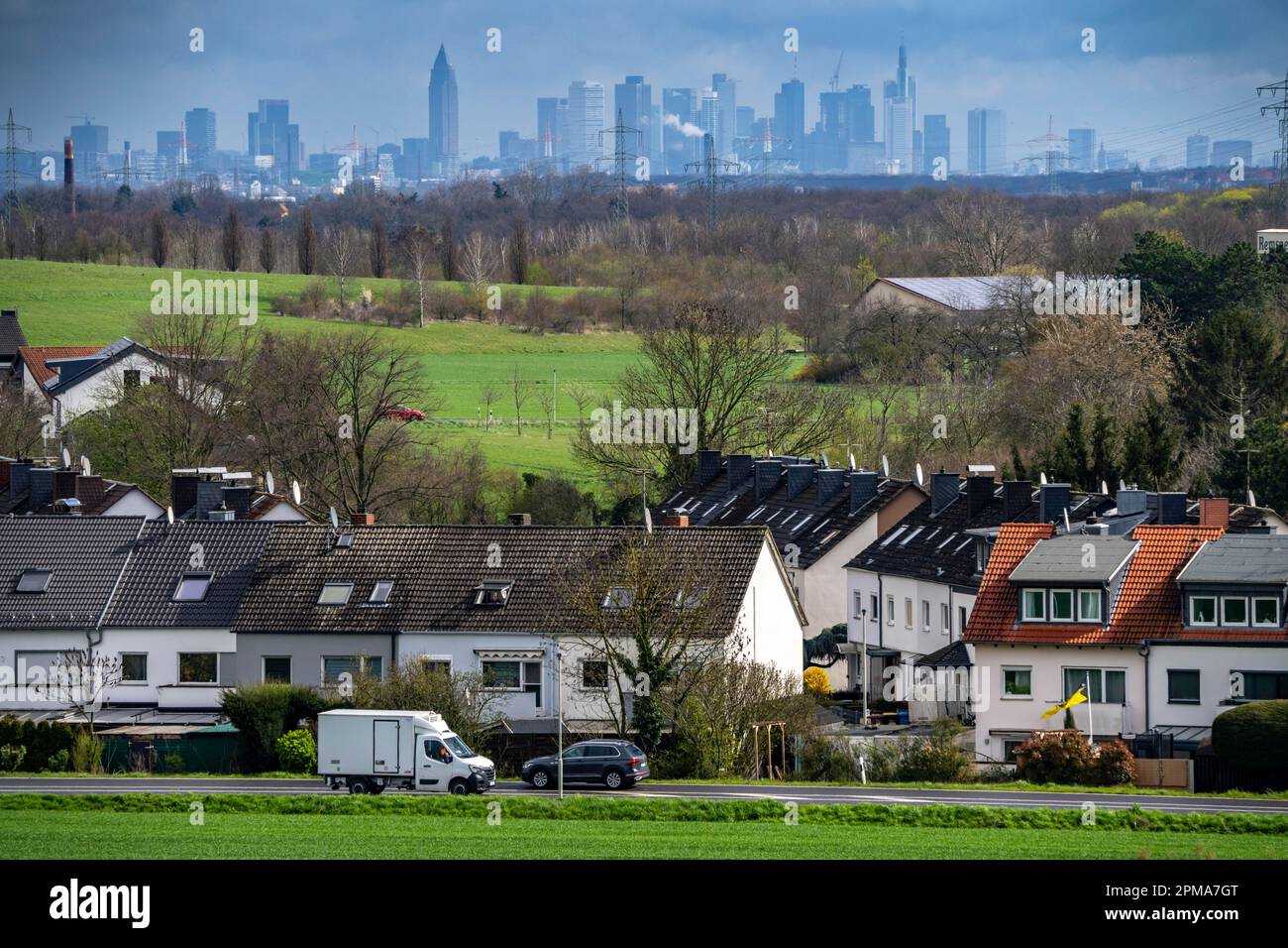 Blick vom Dorf Weilbach, einem Stadtteil Flörsheim am Main im Stadtteil Main-Taunus in Südhessen ...