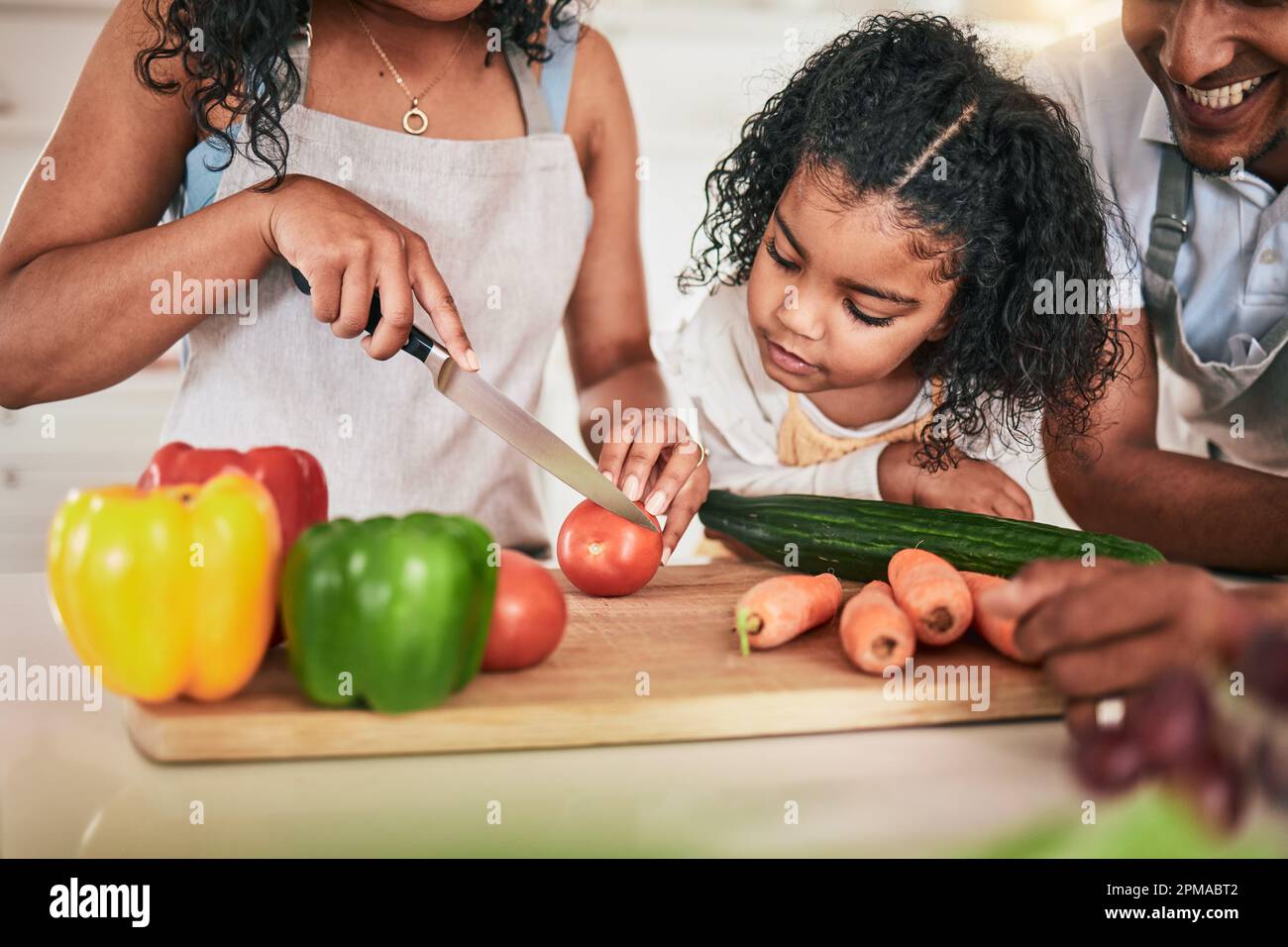 Familie, Gemüse schneiden und zusammen kochen, lernen die Fähigkeiten ...