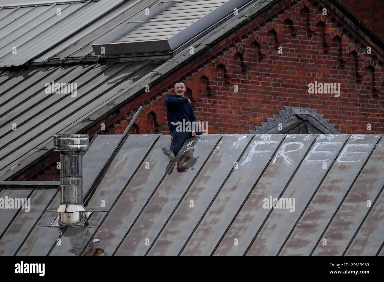 Ein Häftling macht es auf dem Dach im HM Prison Manchester alias ...
