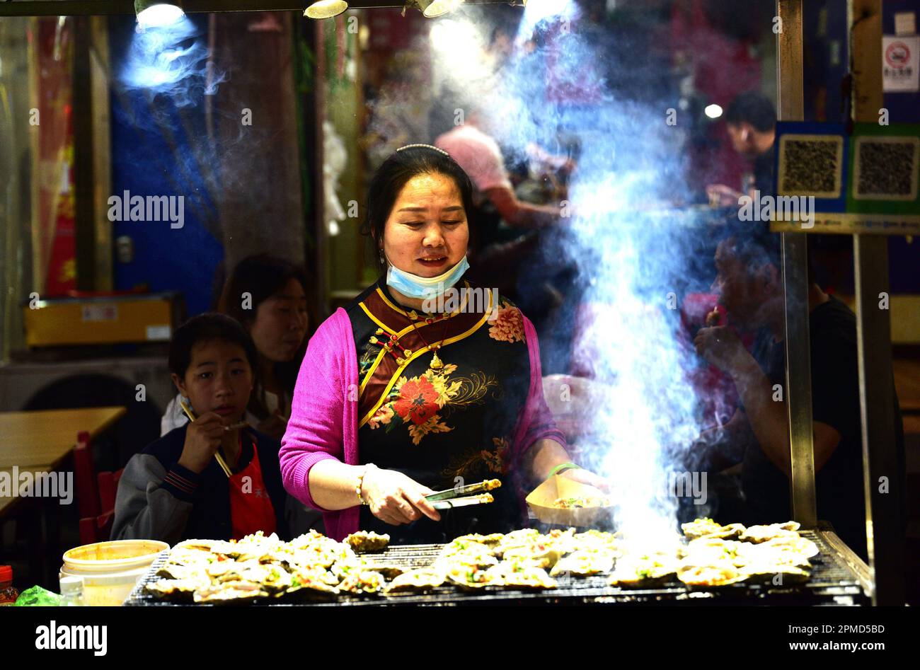 JINGMEN, CHINA - 12. APRIL 2023 - Touristen treffen sich auf dem ...