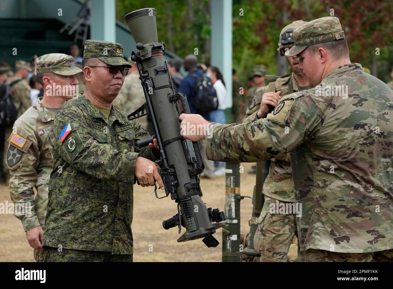 A Filipino soldier, left, handles a Carl Gustaf recoilless anti-tank ...