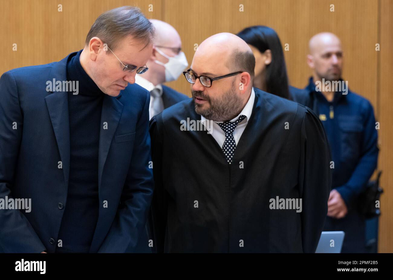 13. April 2023, Bayern, München: Der ehemalige Wirecard-CEO Markus Braun (l) spricht im ...