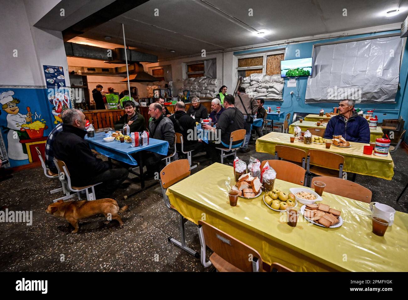 ORIKHIV, UKRAINE - 12. APRIL 2023 - Menschen essen an einem Ort der ...