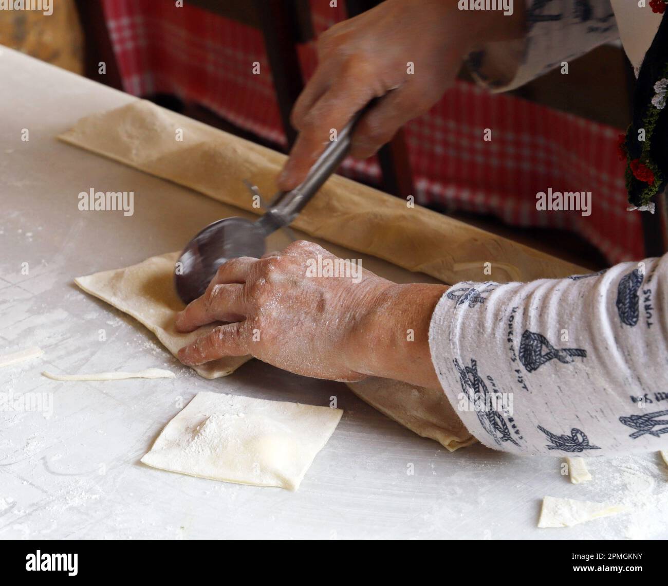 Eine Frau, die Börek in einem Restaurant in Büyük Han, Nikosia, Zypern ...