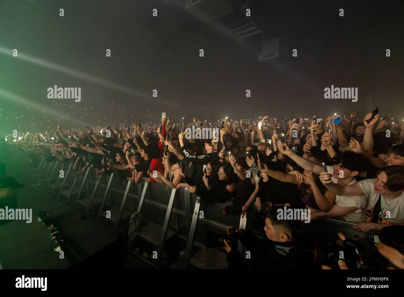 Aufgeregte junge Leute auf dem PNE Forum in Vancouver, BC, Kanada, am 3 ...