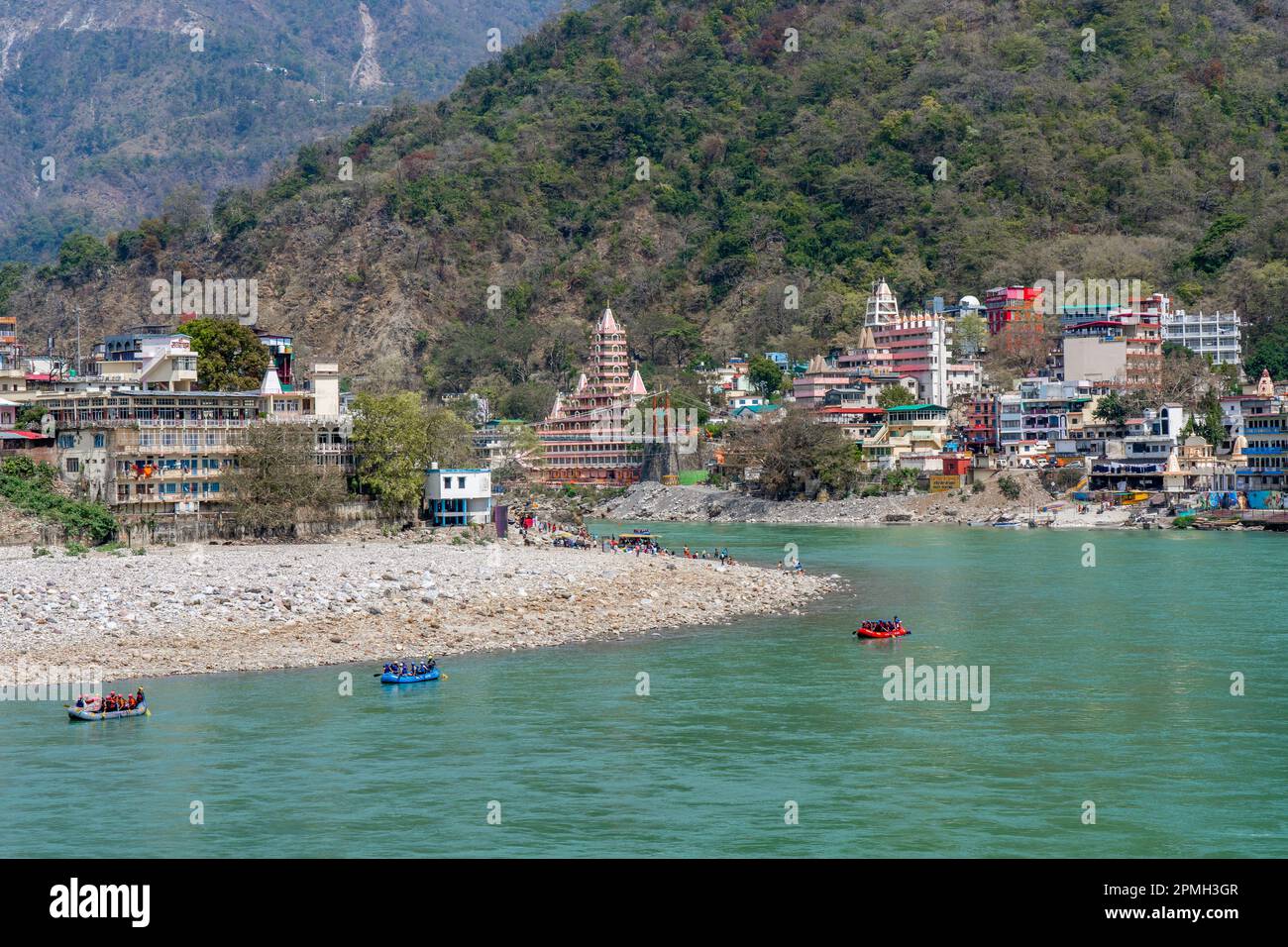 Rishikesh, Uttarakhand, Indien - 28.03.2023: Rafting auf dem Ganges ...