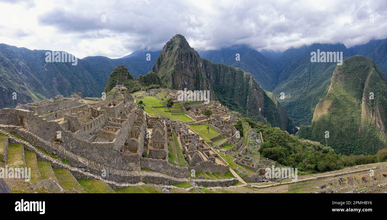 Machu Picchu, UNESCO-Weltkulturerbe, Ruine der Inkas mit Mount Huayana Picchu, Anden Cordillera ...