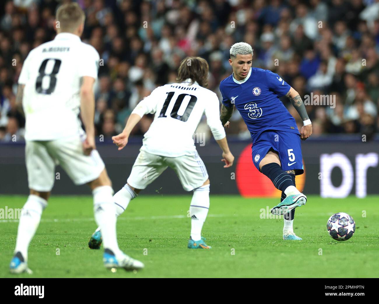 Enzo Fernandez von Chelsea (rechts) auf dem Ball während des ...