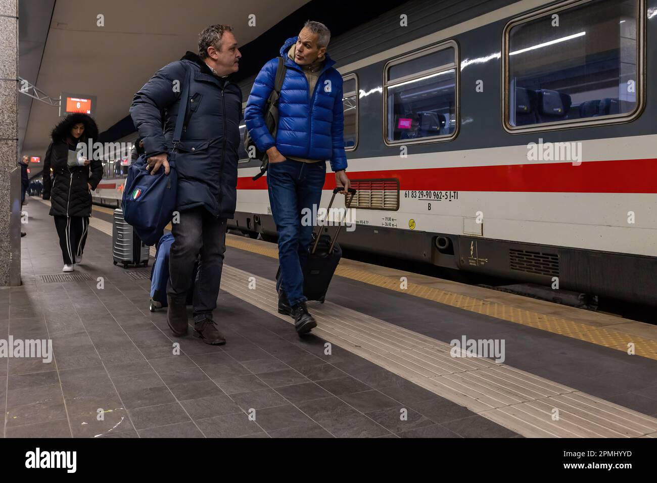 Neapel, Italien - 15. Februar 2023: Der Zug kommt an und hält am ...