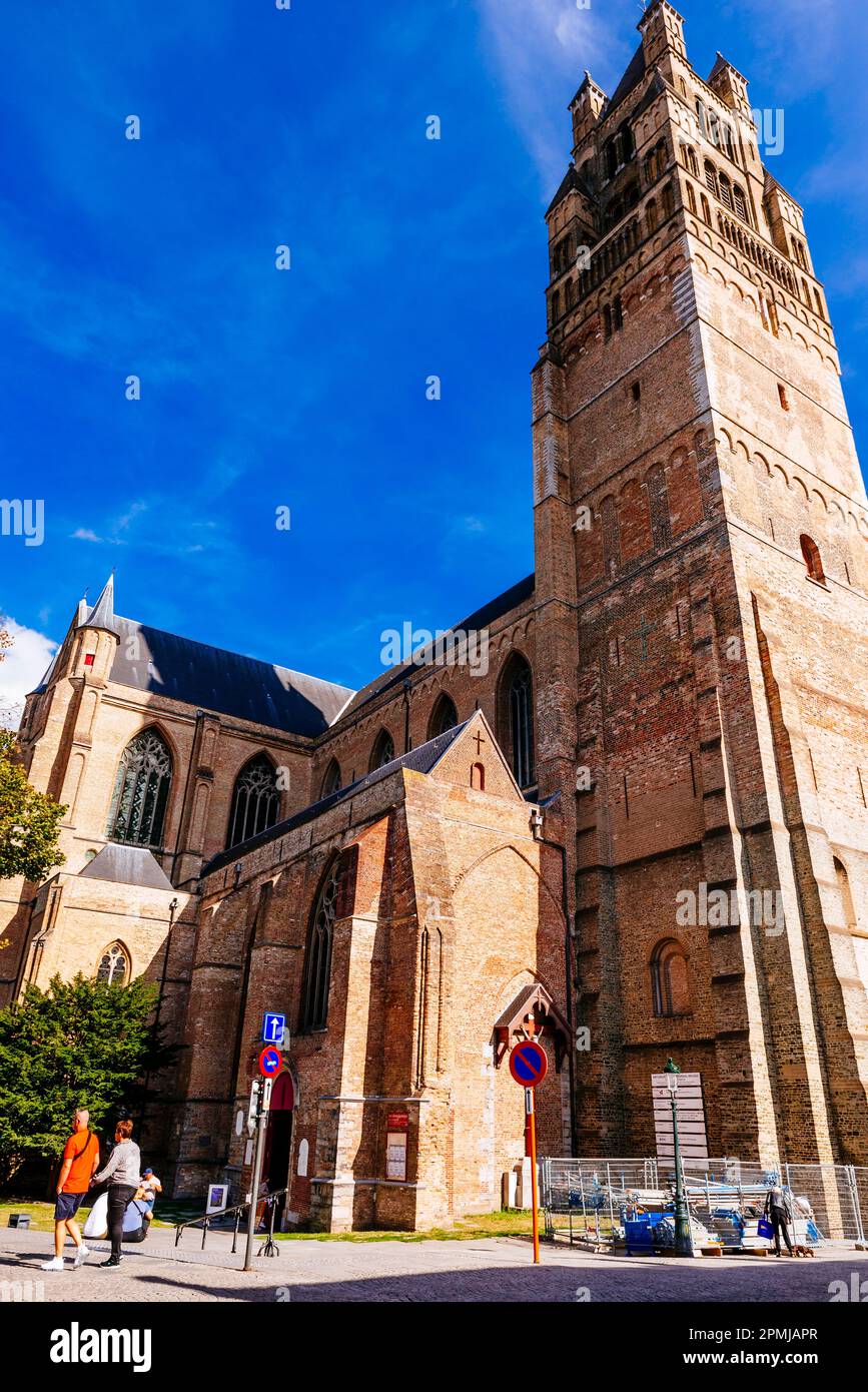 Katholischer glockenturm im gotischen stil außerhalb des äußeren -Fotos und -Bildmaterial in ...