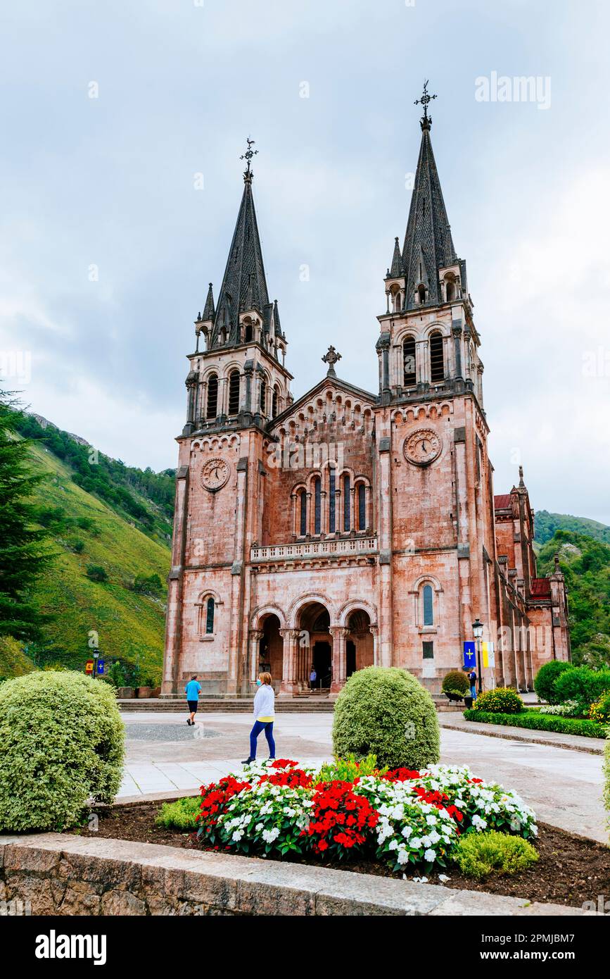 Das Heiligtum von Covandonga ist ein Denkmal, das unserer Lady von ...