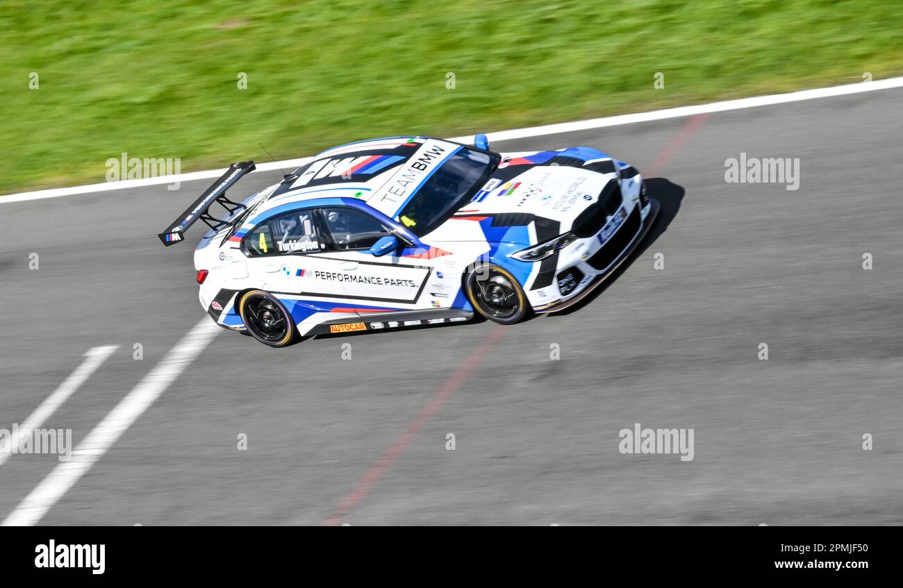 Brands Hatch Circuit, Longfield, Kent, Großbritannien, am 12. April 2023. Colin Turkington bei ...