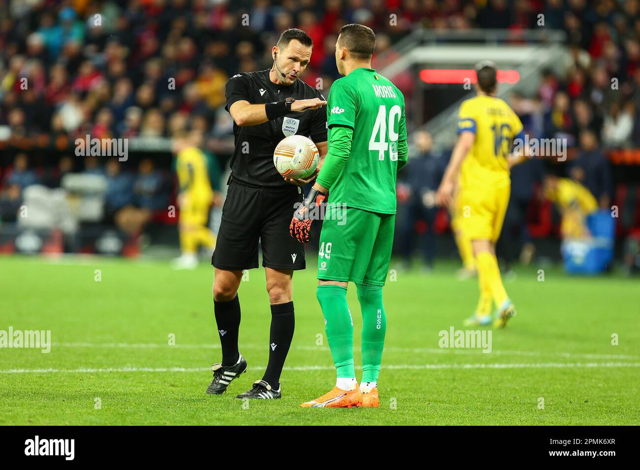 Schiedsrichter Ivan Kružliak und Anthony Moris (Union Saint-Gillois ...