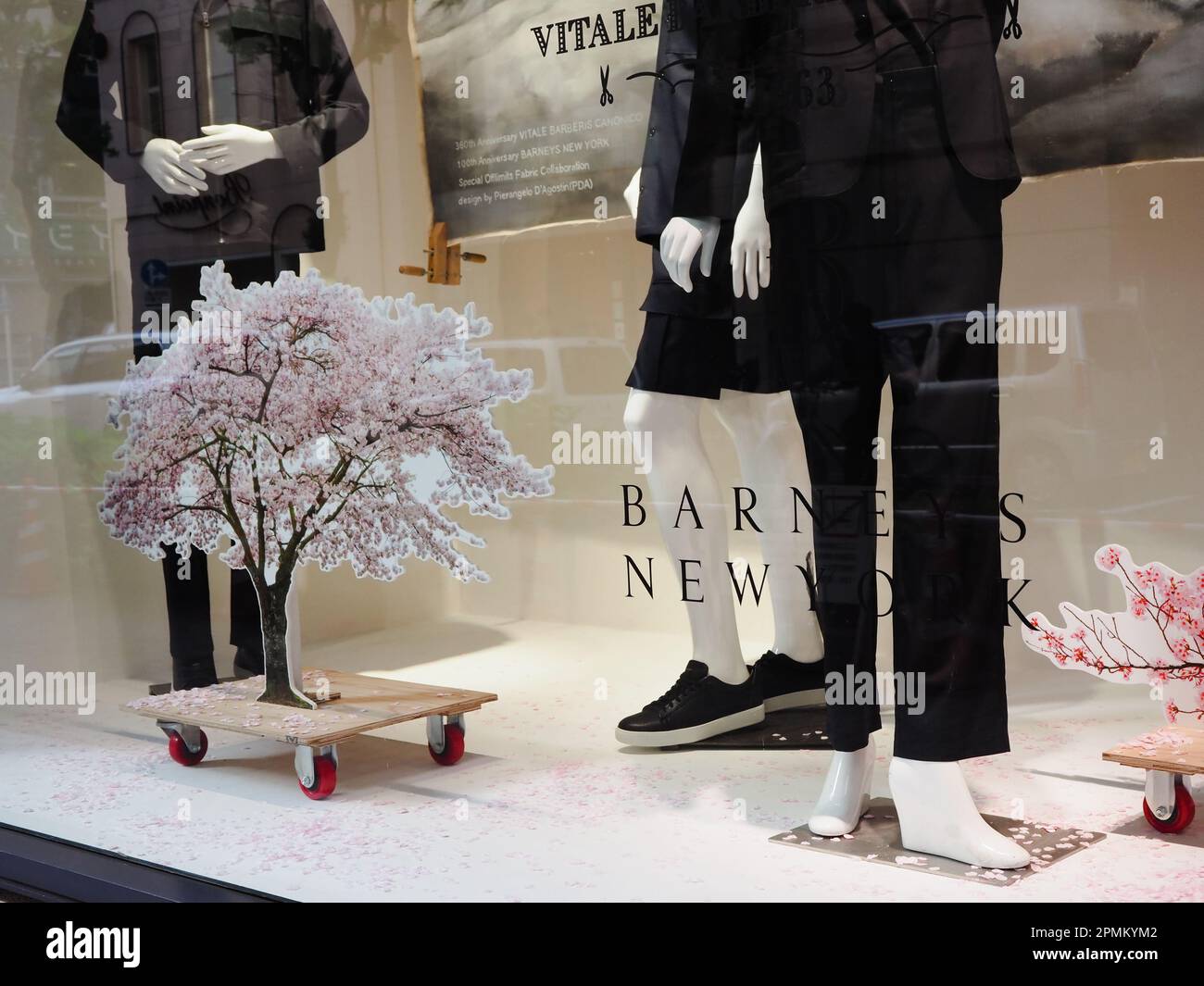 TOKIO, JAPAN - 13. April 2023: Ein Barneys New York Schaufenster für eine Zusammenarbeit mit ...