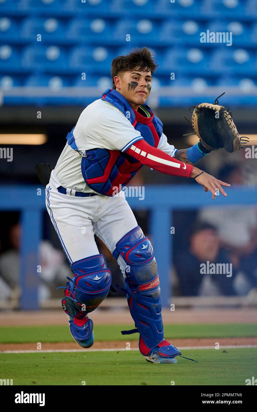 Dunedin Blue Jays catcher Sammy Hernandez (30) throws to first base ...