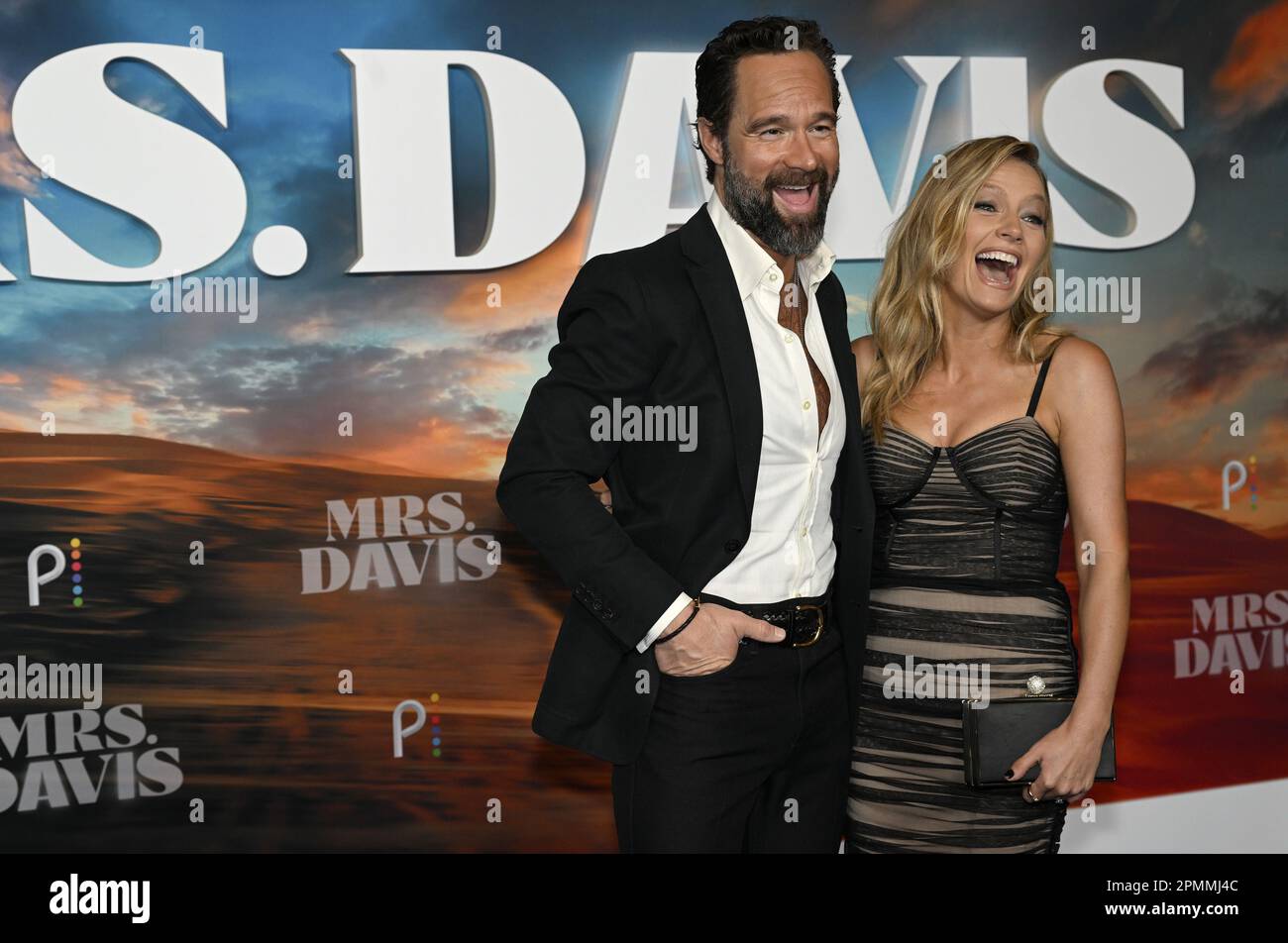 Los Angeles, Usa. 13. April 2023. Chris Diamantopoulos und Becky Newton ...